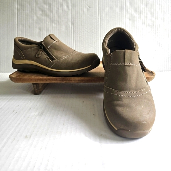 BareTraps | Shoes | Baretraps Yaliza Brown Faux Suede Flats Size 8w ...